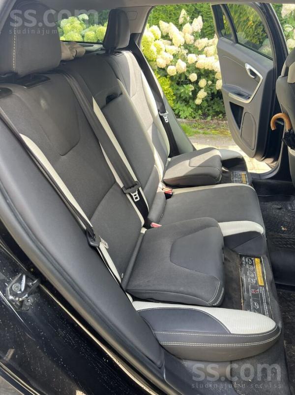 Melns Volvo V60 2011 Rīga, ar dzinēja tilpumu 2.40 L un nobraukumu 364 tūkst. km par 4800 €, foto 8 vietnē AUTOMOTO.COM.LV