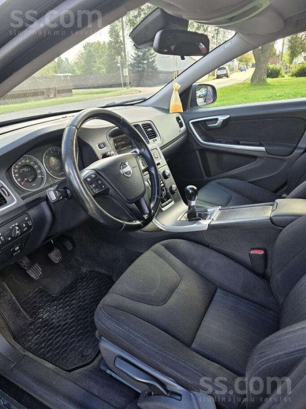 Melns Volvo V60 2011 Ventspils, ar dzinēja tilpumu 2.00 L un nobraukumu 286 tūkst. km par 4500 €, foto 10 vietnē AUTOMOTO.COM.LV