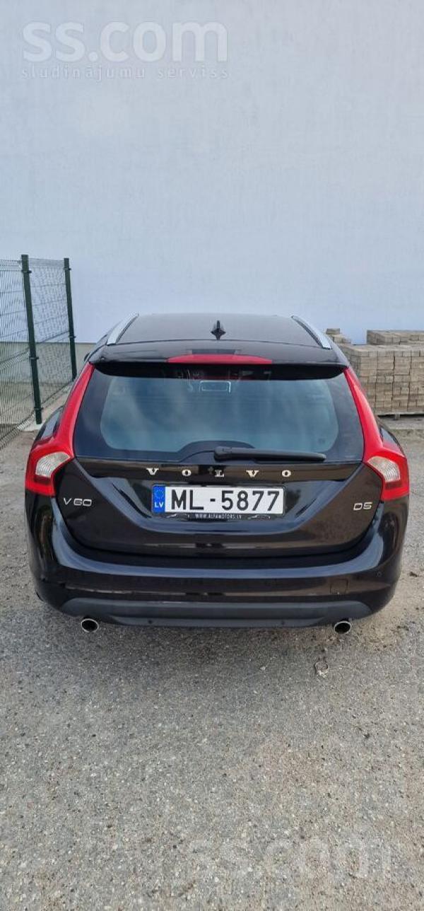 Black Volvo V60 2011 in Valmiera, with an engine capacity of 2.40 L and mileage of 259 thousand km for 6299 €, photo 4 on AUTOMOTO.COM.LV