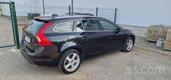 Black Volvo V60 2011 in Valmiera, with an engine capacity of 2.40 L and mileage of 259 thousand km for 6299 €, photo 5 on AUTOMOTO.COM.LV