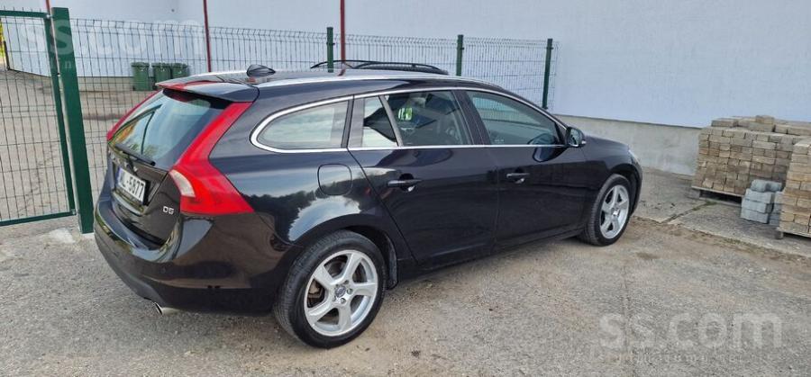 Black Volvo V60 2011 in Valmiera, with an engine capacity of 2.40 L and mileage of 259 thousand km for 6299 €, photo 5 on AUTOMOTO.COM.LV