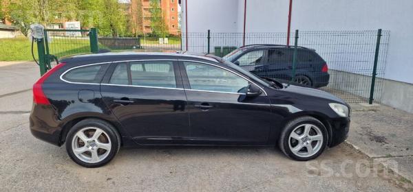 Black Volvo V60 2011 in Valmiera, with an engine capacity of 2.40 L and mileage of 259 thousand km for 6299 €, photo 6 on AUTOMOTO.COM.LV
