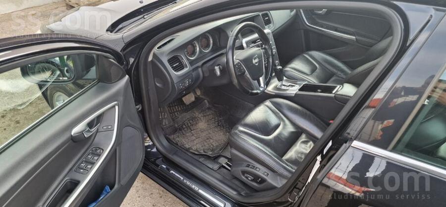 Black Volvo V60 2011 in Valmiera, with an engine capacity of 2.40 L and mileage of 259 thousand km for 6299 €, photo 9 on AUTOMOTO.COM.LV