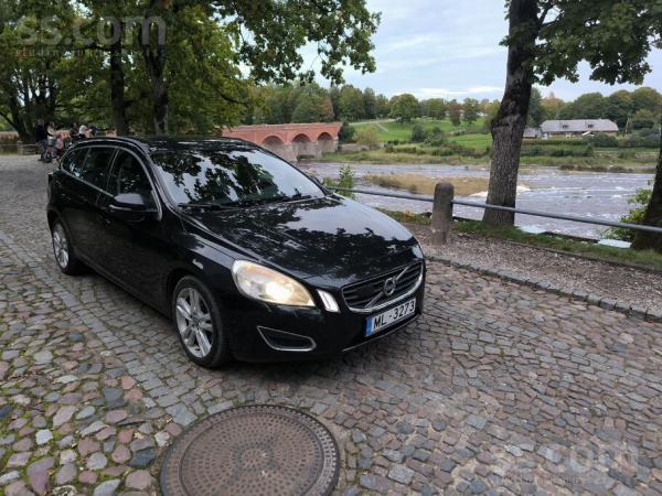 Volvo V60 2011 Kuldīga vietnē Melns Volvo V60 2011 Kuldīga, ar dzinēja tilpumu 2.00 L un nobraukumu 326 tūkst. km par 4800 €, foto 4 vietnē AUTOMOTO.COM.LV