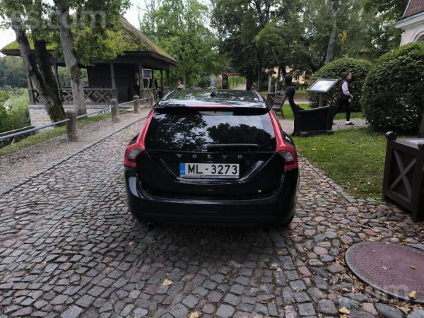 Volvo V60 2011 Kuldīga vietnē Melns Volvo V60 2011 Kuldīga, ar dzinēja tilpumu 2.00 L un nobraukumu 326 tūkst. km par 4800 €, foto 6 vietnē AUTOMOTO.COM.LV