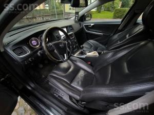 Black Volvo V60 2011 in Kuldiga, with an engine capacity of 2.00 L and mileage of 326 thousand km for 4800 €, photo 7 on AUTOMOTO.COM.LV