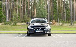 Black Volvo V60 2011 in Riga, with an engine capacity of 2.00 L and mileage of 349 thousand km for 5990 €, photo 4 on AUTOMOTO.COM.LV