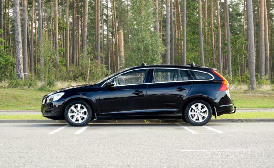 Black Volvo V60 2011 in Riga, with an engine capacity of 2.00 L and mileage of 349 thousand km for 5990 €, photo 5 on AUTOMOTO.COM.LV