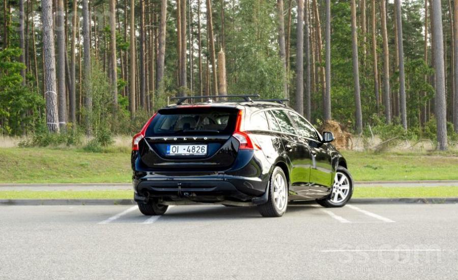 Black Volvo V60 2011 in Riga, with an engine capacity of 2.00 L and mileage of 349 thousand km for 5990 €, photo 6 on AUTOMOTO.COM.LV