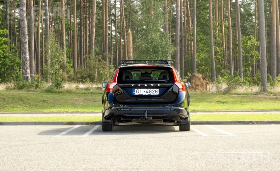 Black Volvo V60 2011 in Riga, with an engine capacity of 2.00 L and mileage of 349 thousand km for 5990 €, photo 7 on AUTOMOTO.COM.LV
