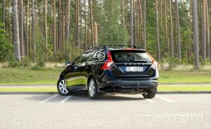 Black Volvo V60 2011 in Riga, with an engine capacity of 2.00 L and mileage of 349 thousand km for 5990 €, photo 8 on AUTOMOTO.COM.LV