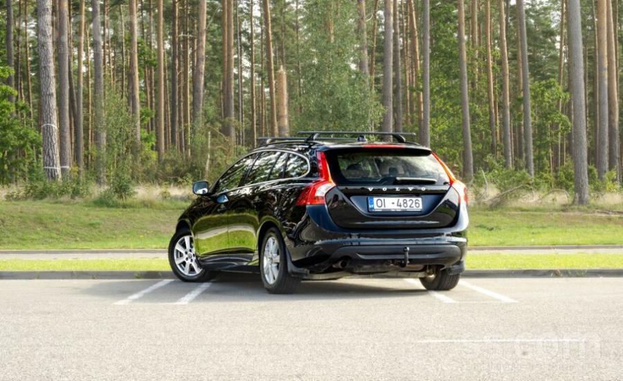 Black Volvo V60 2011 in Riga, with an engine capacity of 2.00 L and mileage of 349 thousand km for 5990 €, photo 8 on AUTOMOTO.COM.LV