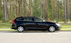 Black Volvo V60 2011 in Riga, with an engine capacity of 2.00 L and mileage of 349 thousand km for 5990 €, photo 9 on AUTOMOTO.COM.LV