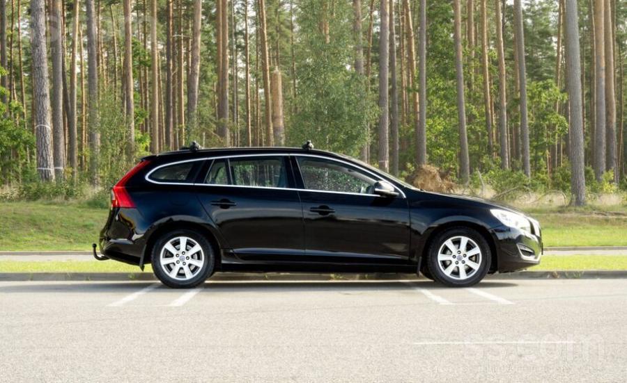 Black Volvo V60 2011 in Riga, with an engine capacity of 2.00 L and mileage of 349 thousand km for 5990 €, photo 9 on AUTOMOTO.COM.LV