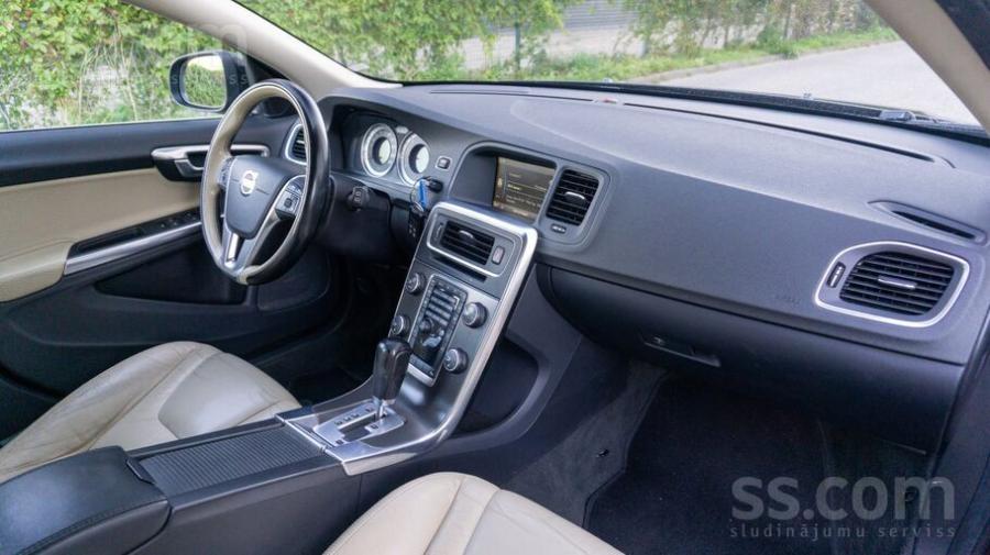 Black Volvo V60 2011 in Riga, with an engine capacity of 2.00 L and mileage of 349 thousand km for 5990 €, photo 11 on AUTOMOTO.COM.LV