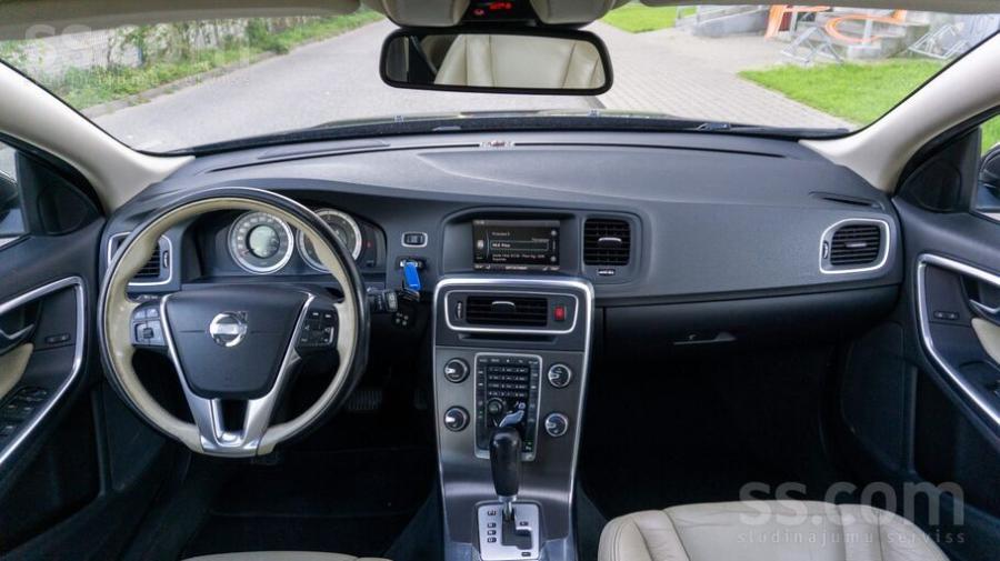 Black Volvo V60 2011 in Riga, with an engine capacity of 2.00 L and mileage of 349 thousand km for 5990 €, photo 12 on AUTOMOTO.COM.LV