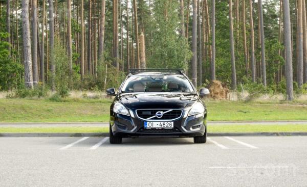 Melns Volvo V60 2011 Rīga, ar dzinēja tilpumu 2.00 L un nobraukumu 349 tūkst. km par 5990 €, foto 4 vietnē AUTOMOTO.COM.LV
