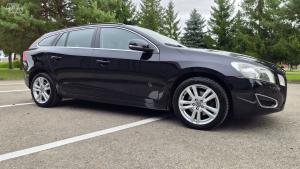 Black Volvo V60 2011 in Kaunas, with an engine capacity of 2.00 L and mileage of 316 thousand km for 5350 €, photo 6 on AUTOMOTO.COM.LV