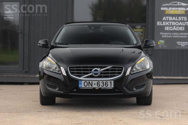 Black Volvo V60 2011 in Jelgava, with an engine capacity of 2.40 L and mileage of 325 thousand km for 5600 €, photo 4 on AUTOMOTO.COM.LV