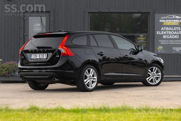 Black Volvo V60 2011 in Jelgava, with an engine capacity of 2.40 L and mileage of 325 thousand km for 5600 €, photo 6 on AUTOMOTO.COM.LV