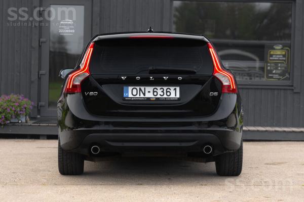 Black Volvo V60 2011 in Jelgava, with an engine capacity of 2.40 L and mileage of 325 thousand km for 5600 €, photo 7 on AUTOMOTO.COM.LV