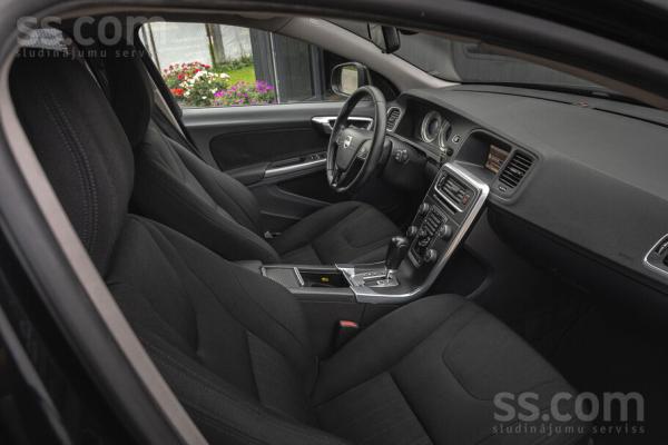 Black Volvo V60 2011 in Jelgava, with an engine capacity of 2.40 L and mileage of 325 thousand km for 5600 €, photo 8 on AUTOMOTO.COM.LV