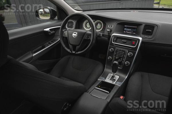 Black Volvo V60 2011 in Jelgava, with an engine capacity of 2.40 L and mileage of 325 thousand km for 5600 €, photo 9 on AUTOMOTO.COM.LV