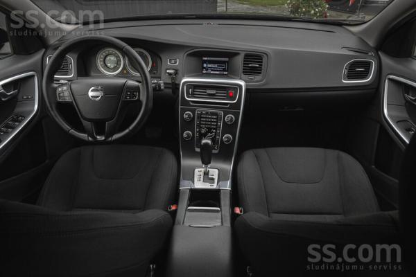 Black Volvo V60 2011 in Jelgava, with an engine capacity of 2.40 L and mileage of 325 thousand km for 5600 €, photo 10 on AUTOMOTO.COM.LV