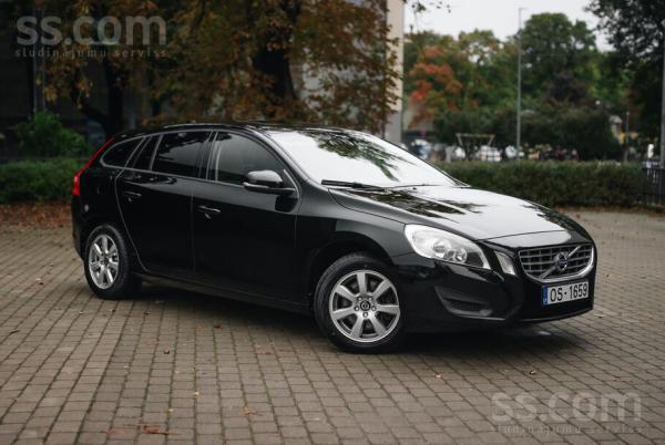 Black Volvo V60 2011 in Riga, with an engine capacity of 2.40 L and mileage of 330 thousand km for 5000 €, photo 1 on AUTOMOTO.COM.LV
