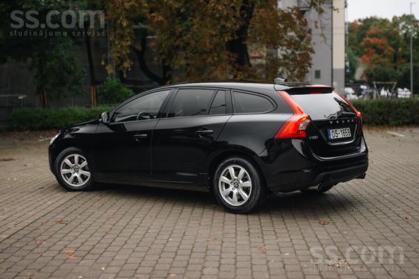 Black Volvo V60 2011 in Riga, with an engine capacity of 2.40 L and mileage of 330 thousand km for 5000 €, photo 3 on AUTOMOTO.COM.LV