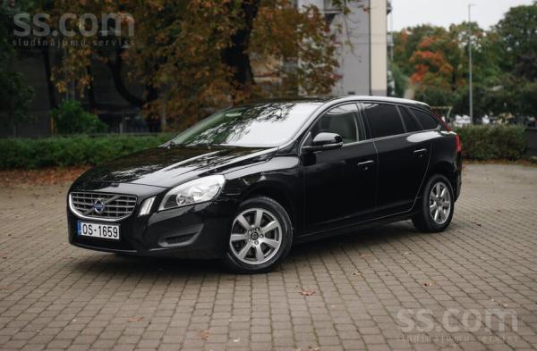 Black Volvo V60 2011 in Riga, with an engine capacity of 2.40 L and mileage of 330 thousand km for 5000 €, photo 4 on AUTOMOTO.COM.LV