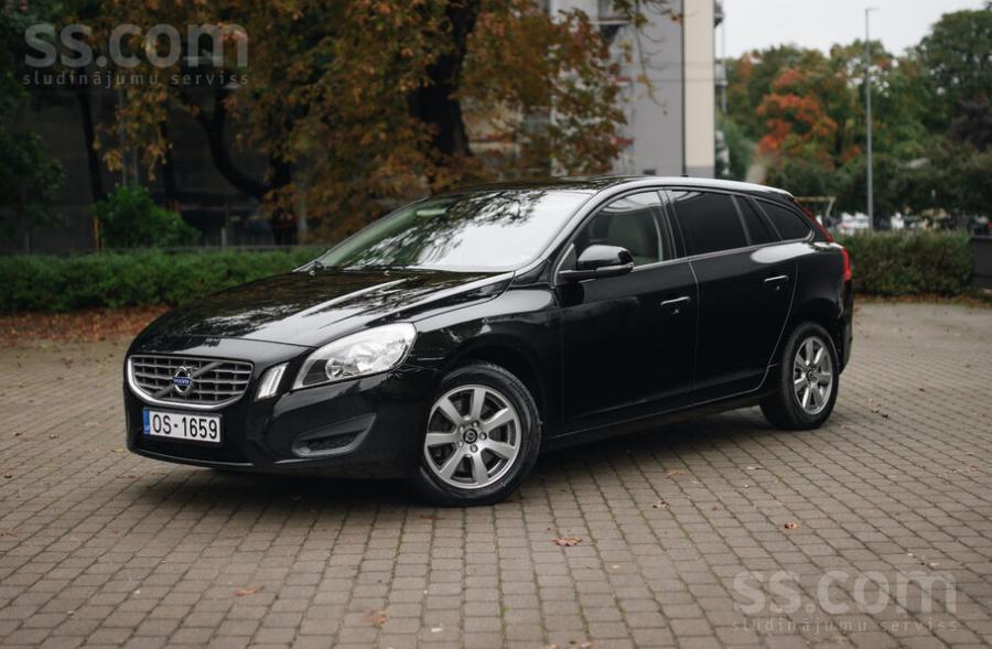 Black Volvo V60 2011 in Riga, with an engine capacity of 2.40 L and mileage of 330 thousand km for 5000 €, photo 4 on AUTOMOTO.COM.LV