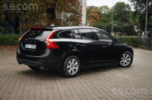 Black Volvo V60 2011 in Riga, with an engine capacity of 2.40 L and mileage of 330 thousand km for 5000 €, photo 5 on AUTOMOTO.COM.LV