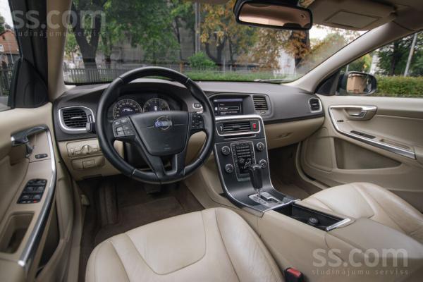 Black Volvo V60 2011 in Riga, with an engine capacity of 2.40 L and mileage of 330 thousand km for 5000 €, photo 6 on AUTOMOTO.COM.LV