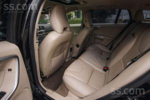 Black Volvo V60 2011 in Riga, with an engine capacity of 2.40 L and mileage of 330 thousand km for 5000 €, photo 7 on AUTOMOTO.COM.LV