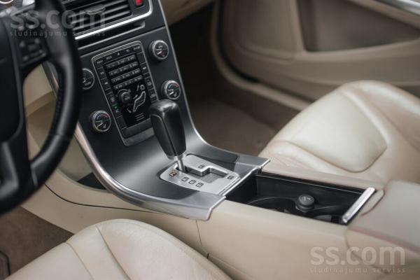 Black Volvo V60 2011 in Riga, with an engine capacity of 2.40 L and mileage of 330 thousand km for 5000 €, photo 10 on AUTOMOTO.COM.LV