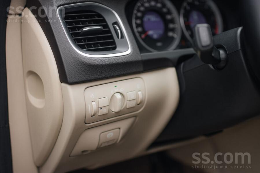 Black Volvo V60 2011 in Riga, with an engine capacity of 2.40 L and mileage of 330 thousand km for 5000 €, photo 13 on AUTOMOTO.COM.LV