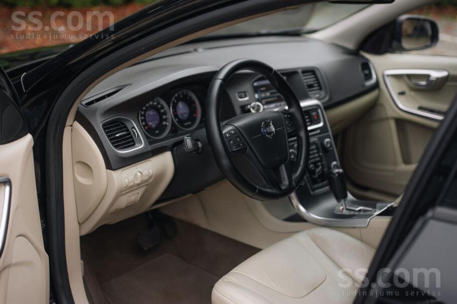 Black Volvo V60 2011 in Riga, with an engine capacity of 2.40 L and mileage of 330 thousand km for 5000 €, photo 15 on AUTOMOTO.COM.LV