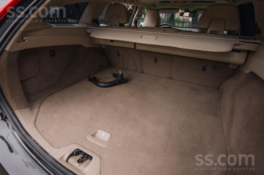 Black Volvo V60 2011 in Riga, with an engine capacity of 2.40 L and mileage of 330 thousand km for 5000 €, photo 16 on AUTOMOTO.COM.LV