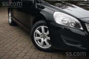 Black Volvo V60 2011 in Riga, with an engine capacity of 2.40 L and mileage of 330 thousand km for 5000 €, photo 19 on AUTOMOTO.COM.LV