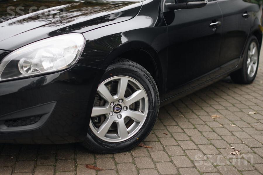 Black Volvo V60 2011 in Riga, with an engine capacity of 2.40 L and mileage of 330 thousand km for 5000 €, photo 20 on AUTOMOTO.COM.LV
