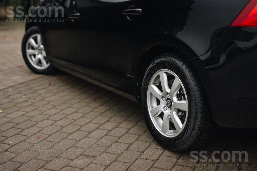 Black Volvo V60 2011 in Riga, with an engine capacity of 2.40 L and mileage of 330 thousand km for 5000 €, photo 21 on AUTOMOTO.COM.LV