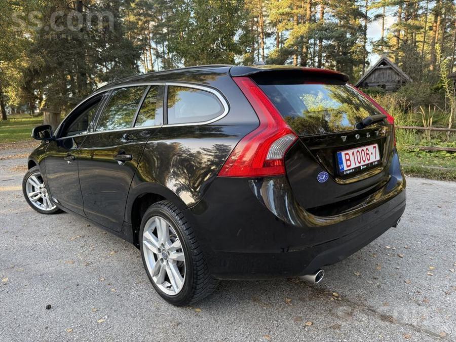 Melns Volvo V60 2011 Rīga, ar dzinēja tilpumu 2.00 L un nobraukumu 328 tūkst. km par 4499 €, foto 20 vietnē AUTOMOTO.COM.LV