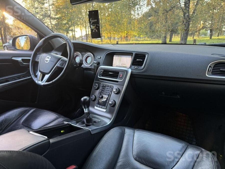 Melns Volvo V60 2011 Rīga, ar dzinēja tilpumu 2.00 L un nobraukumu 328 tūkst. km par 4499 €, foto 25 vietnē AUTOMOTO.COM.LV
