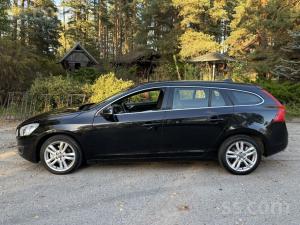Melns Volvo V60 2011 Rīga, ar dzinēja tilpumu 2.00 L un nobraukumu 328 tūkst. km par 4499 €, foto 30 vietnē AUTOMOTO.COM.LV