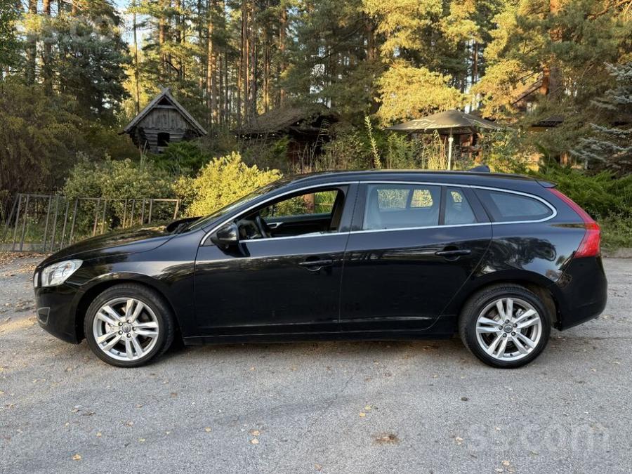 Melns Volvo V60 2011 Rīga, ar dzinēja tilpumu 2.00 L un nobraukumu 328 tūkst. km par 4499 €, foto 30 vietnē AUTOMOTO.COM.LV