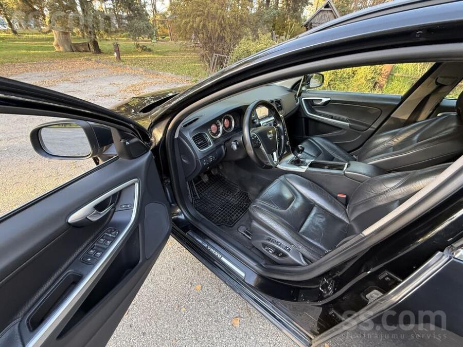 Melns Volvo V60 2011 Rīga, ar dzinēja tilpumu 2.00 L un nobraukumu 328 tūkst. km par 4499 €, foto 32 vietnē AUTOMOTO.COM.LV
