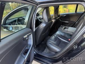 Melns Volvo V60 2011 Rīga, ar dzinēja tilpumu 2.00 L un nobraukumu 328 tūkst. km par 4499 €, foto 33 vietnē AUTOMOTO.COM.LV