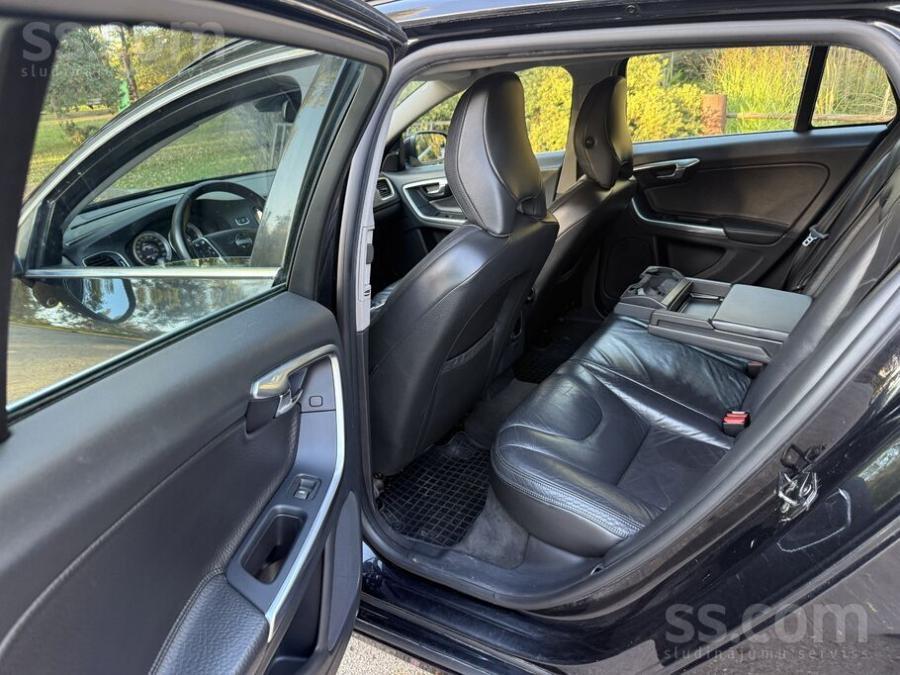 Melns Volvo V60 2011 Rīga, ar dzinēja tilpumu 2.00 L un nobraukumu 328 tūkst. km par 4499 €, foto 33 vietnē AUTOMOTO.COM.LV