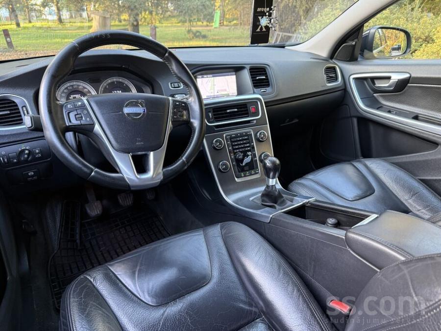 Melns Volvo V60 2011 Rīga, ar dzinēja tilpumu 2.00 L un nobraukumu 328 tūkst. km par 4499 €, foto 34 vietnē AUTOMOTO.COM.LV